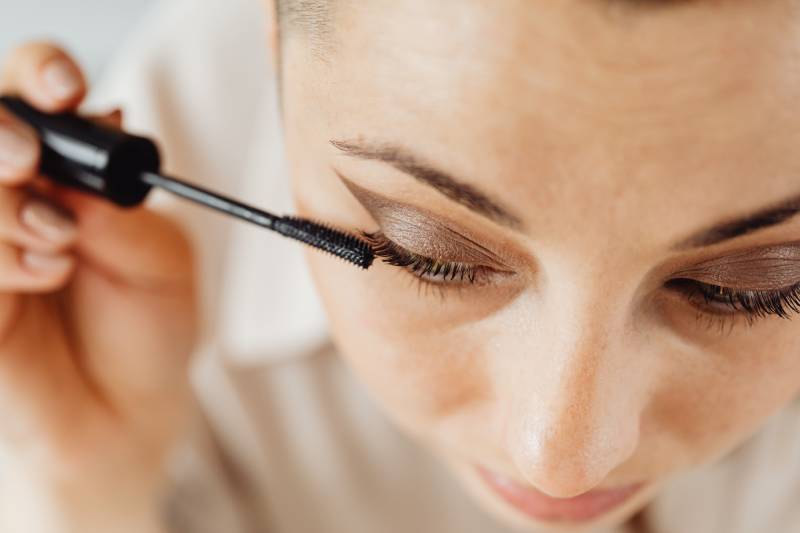 What is Tubing Mascara? Everything You Need To Know - Glow Up Ideas