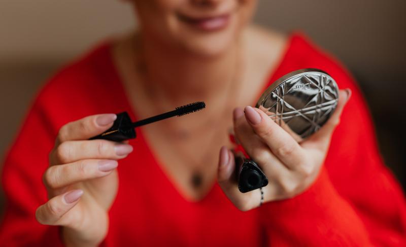 What Is Mascara Made Of? Facts About Mascara - Glow Up Ideas
